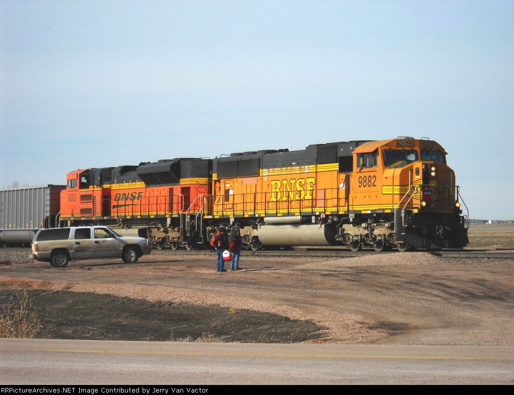 BNSF 9882 & 9393 idle as the crew changes